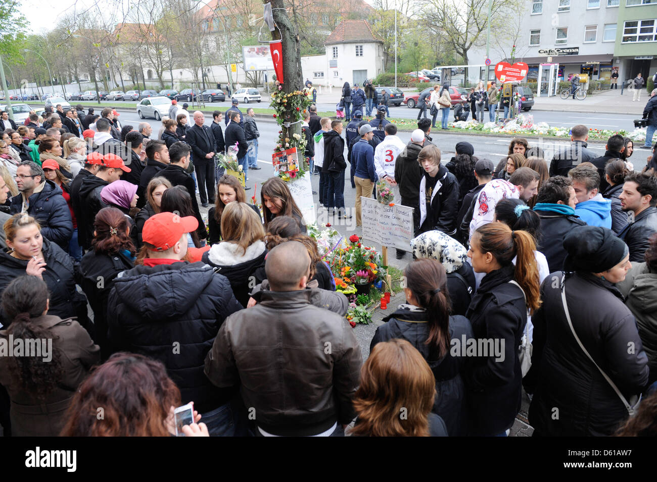 Numerous people commemorate murder victim Burak B. at the site of the ...