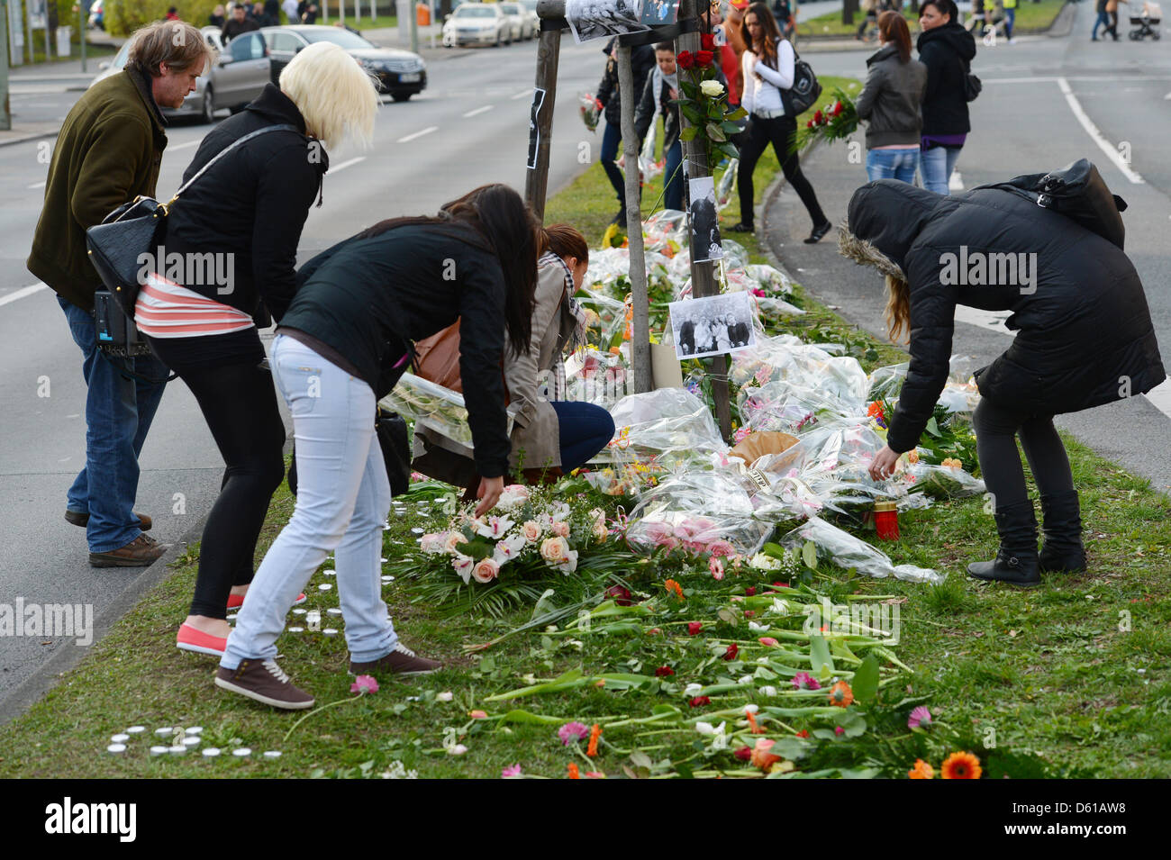 Numerous people commemorate murder victim Burak B. at the site of the ...