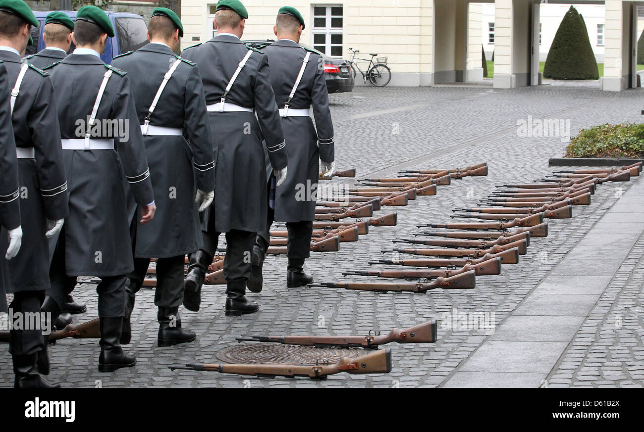 Soldiers of the guard battalion of the German Bundeswehr walks past ...