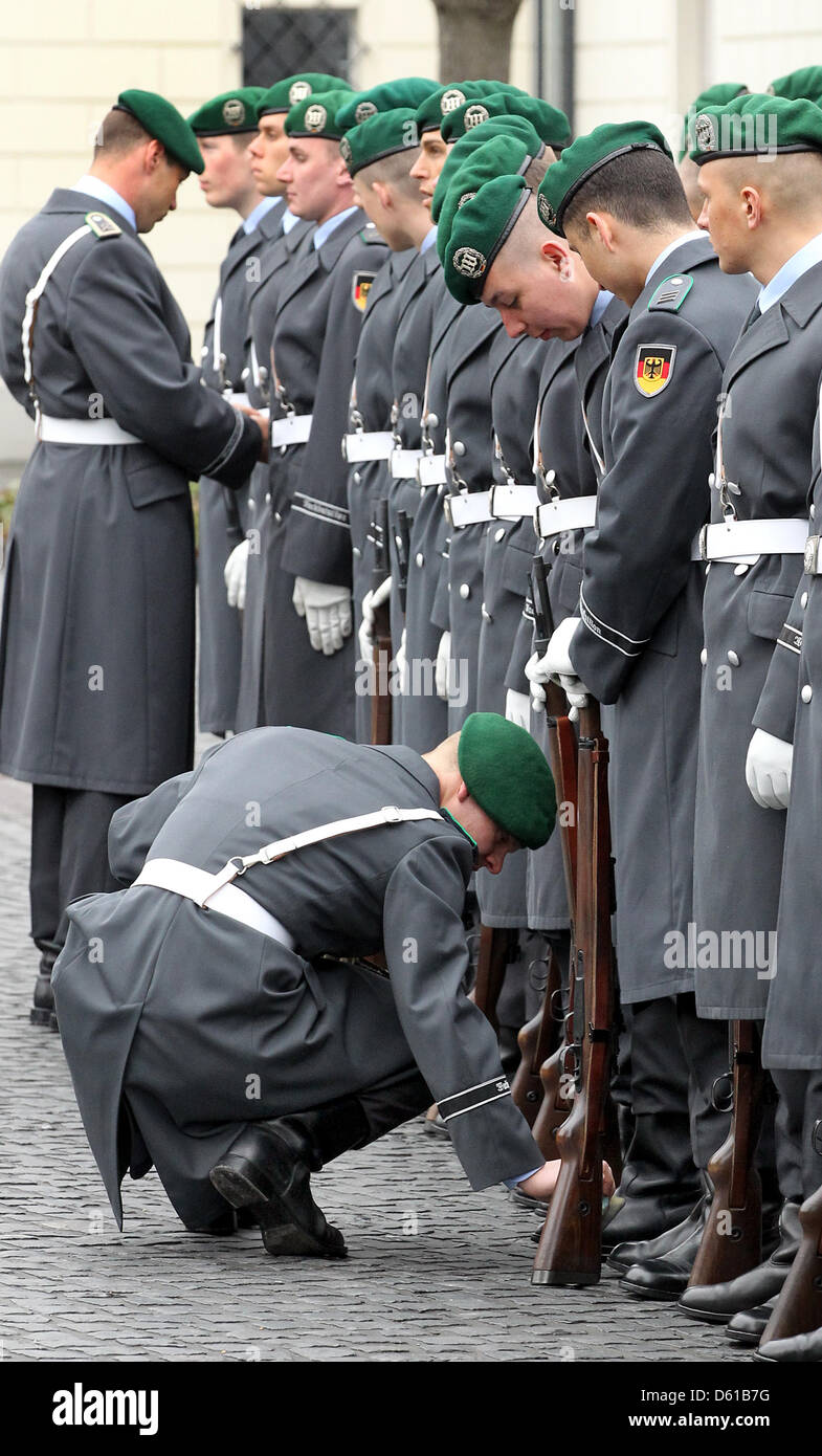 A soldier of the guard battalion of the German Armed Forces checks the ...