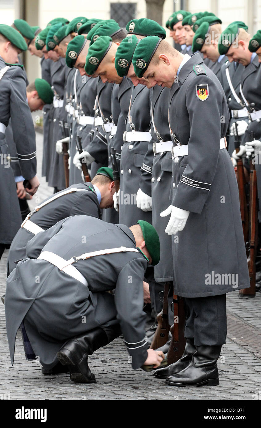 A soldier of the guard battalion of the German Armed Forces checks the ...