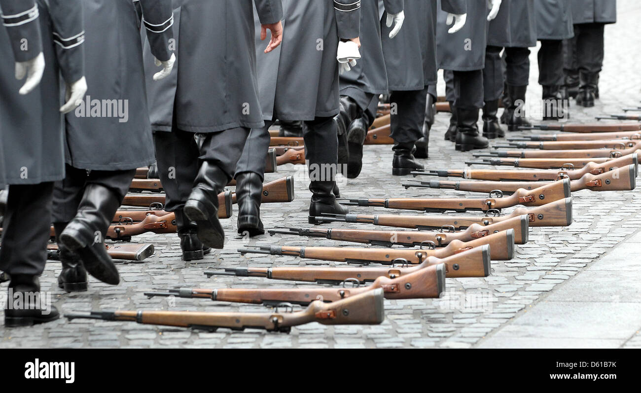 Soldiers of the guard battalion of the German Armed Forces walk to ...