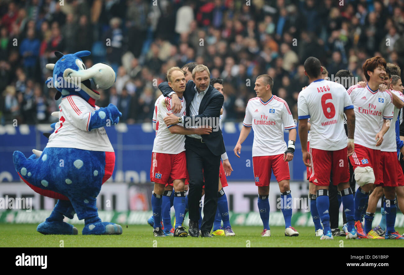 Hamburg's head coach Thorsten Fink (M) hugs David Jarolim (2-L) after ...