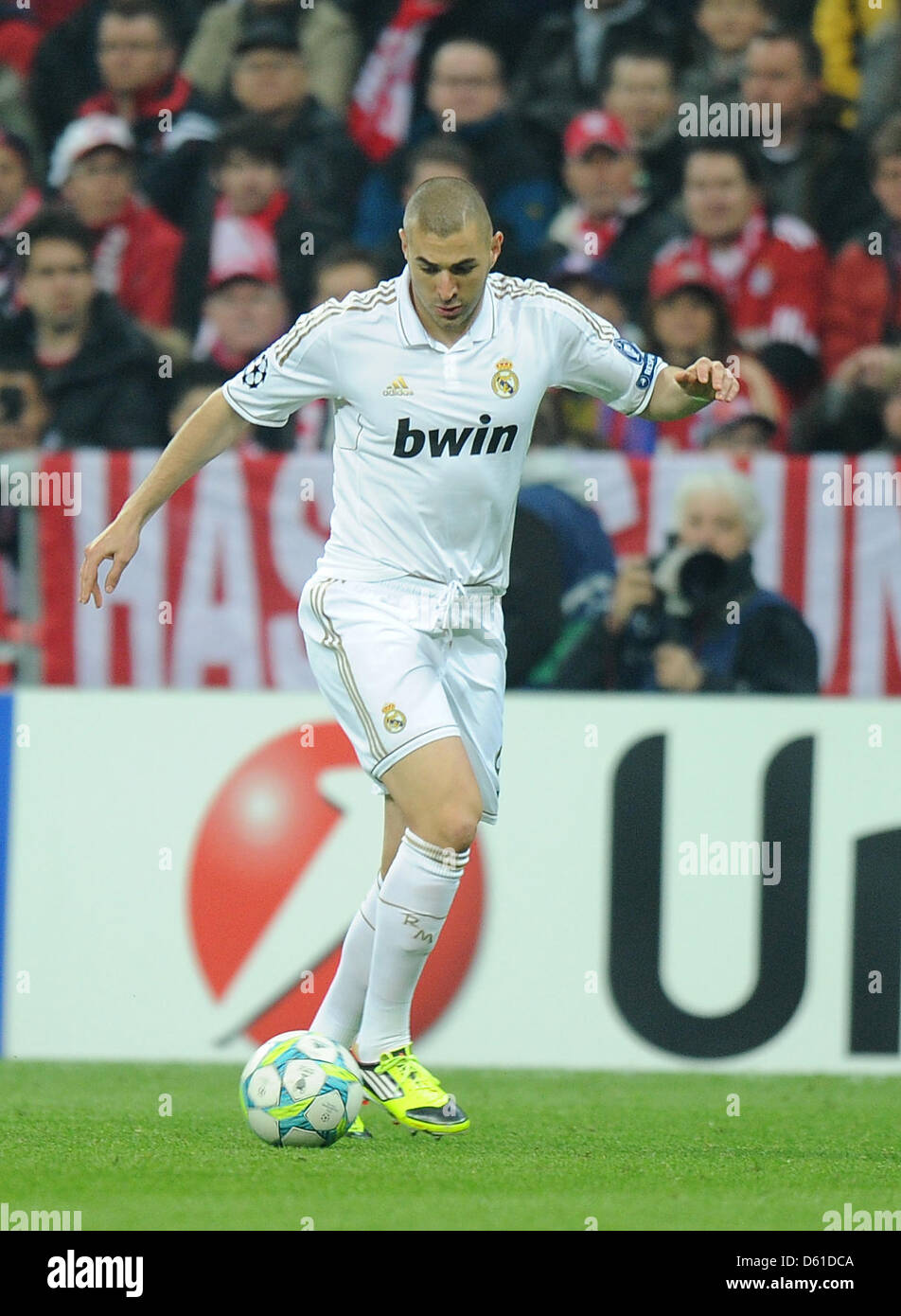 Madrids Karim Benzema controls the ball during the Champions League ...