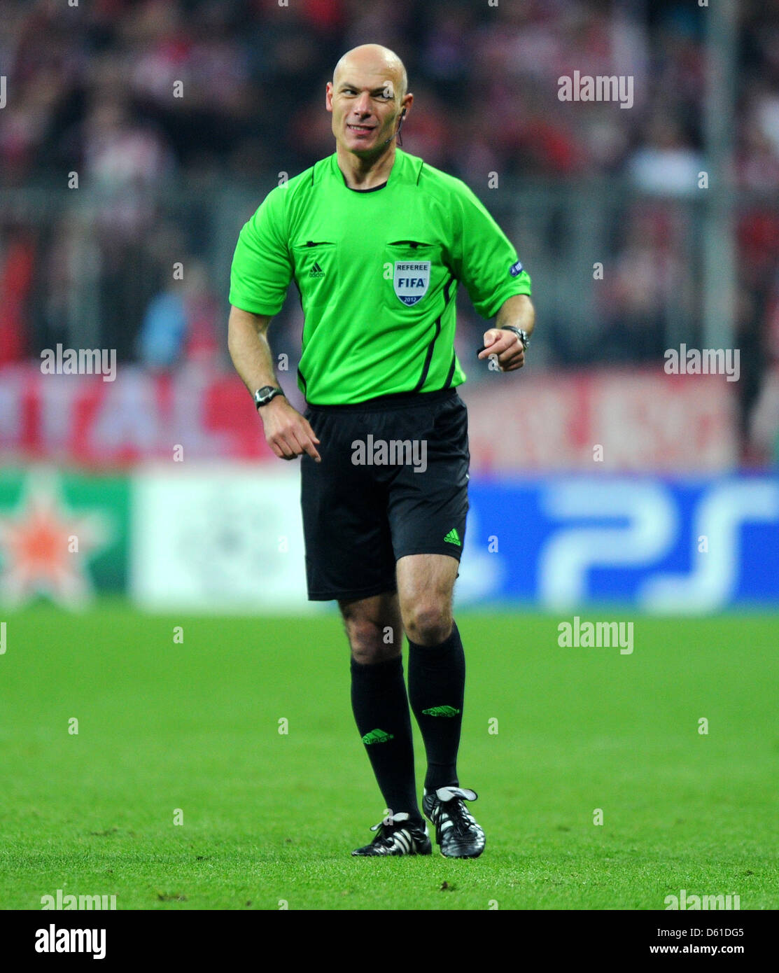 Referee Howard Webb gives instrucitons during the first leg of the UEFA ...