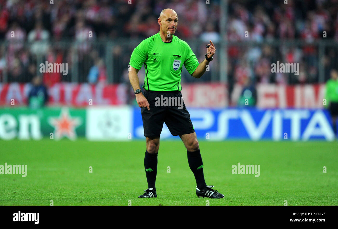 Referee Howard Webb gives instrucitons during the first leg of the UEFA ...
