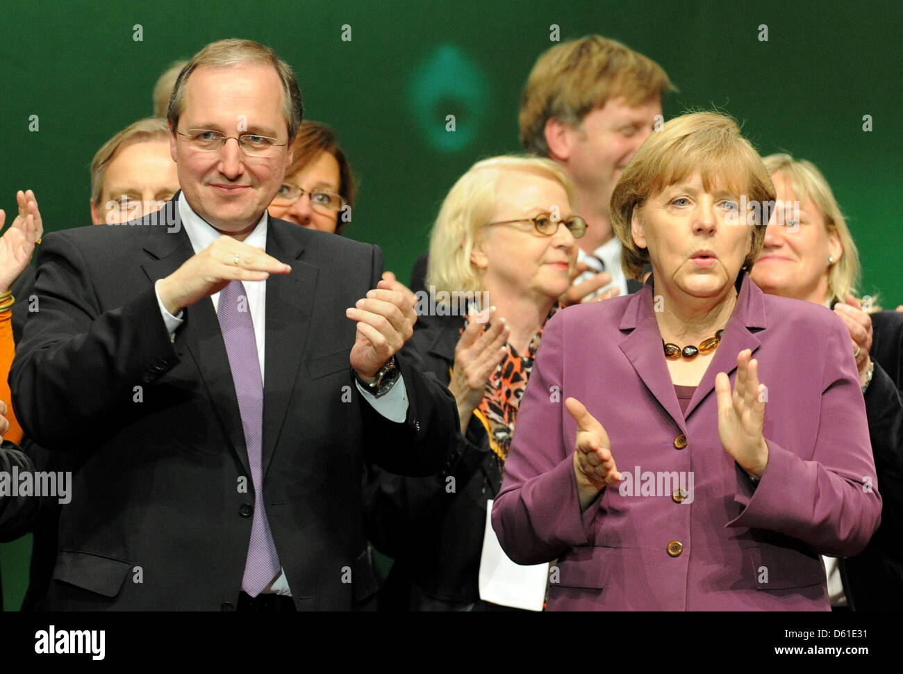 Merkel clapping hi-res stock photography and images - Alamy