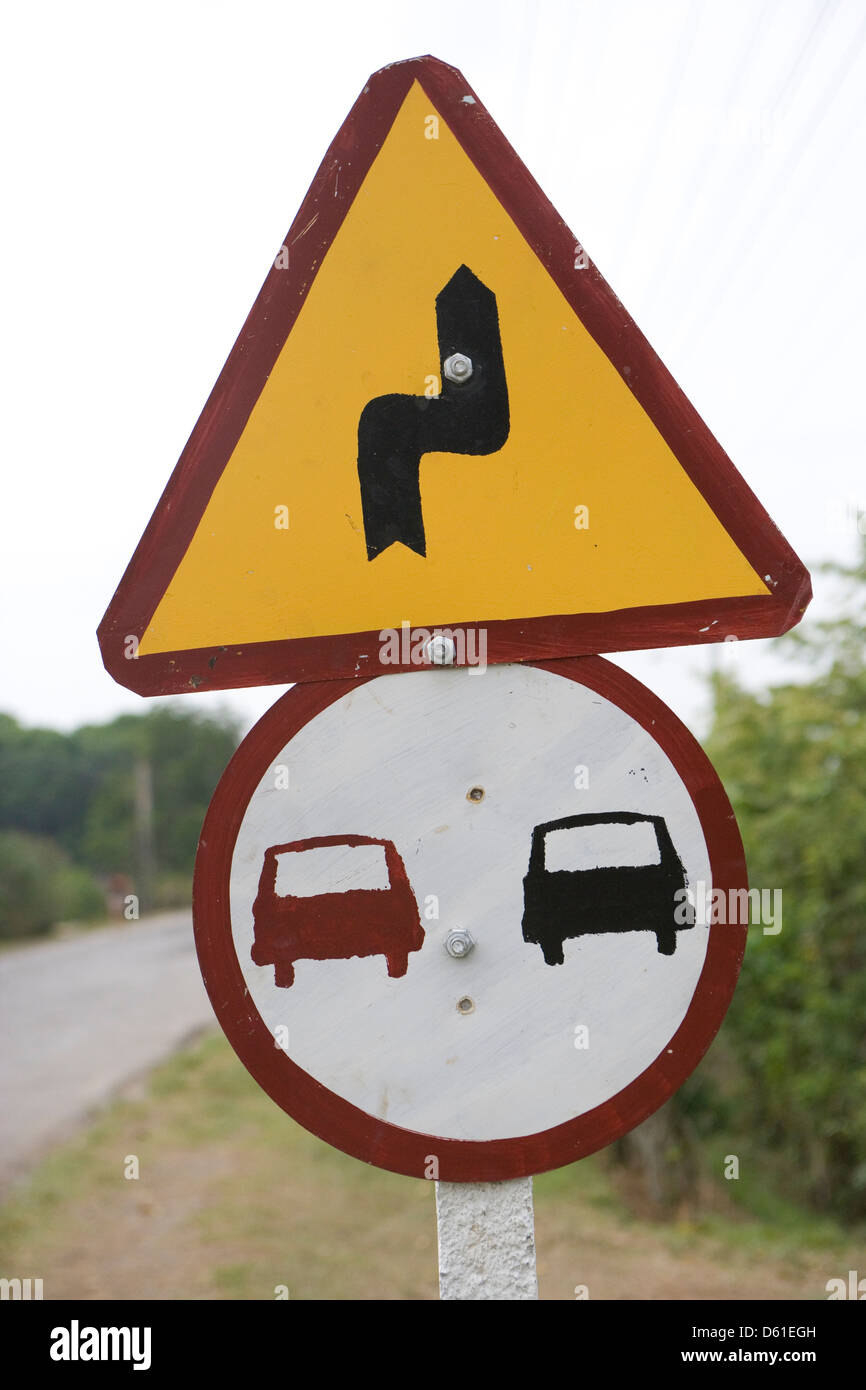 Cuba: road sign / no overtaking Stock Photo - Alamy