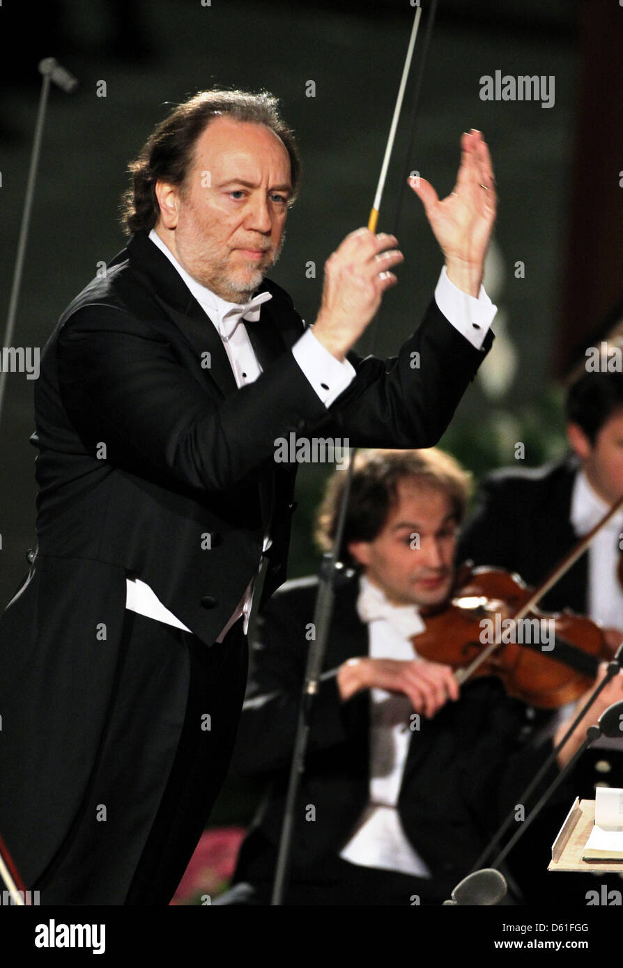 The Leipzig Gewandhaus Orchestra under the direction of Italian ...