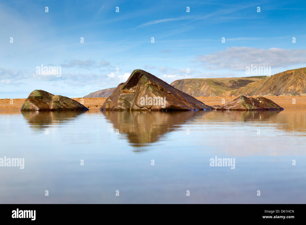 Wet beach rocks hi-res stock photography and images - Alamy