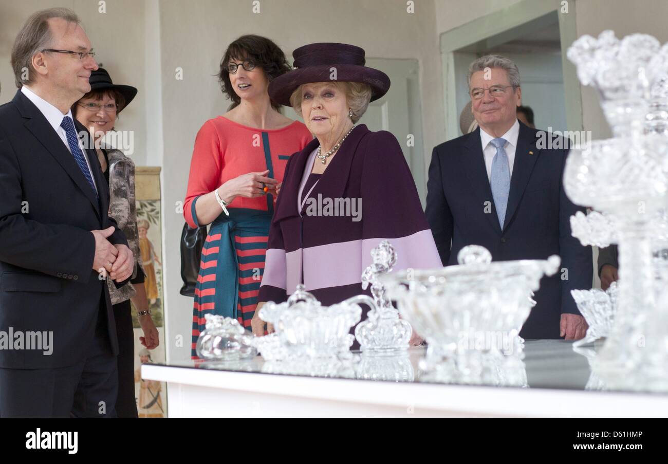 Queen Beatrix of the Netherlands (2-R) is escorted by German President ...