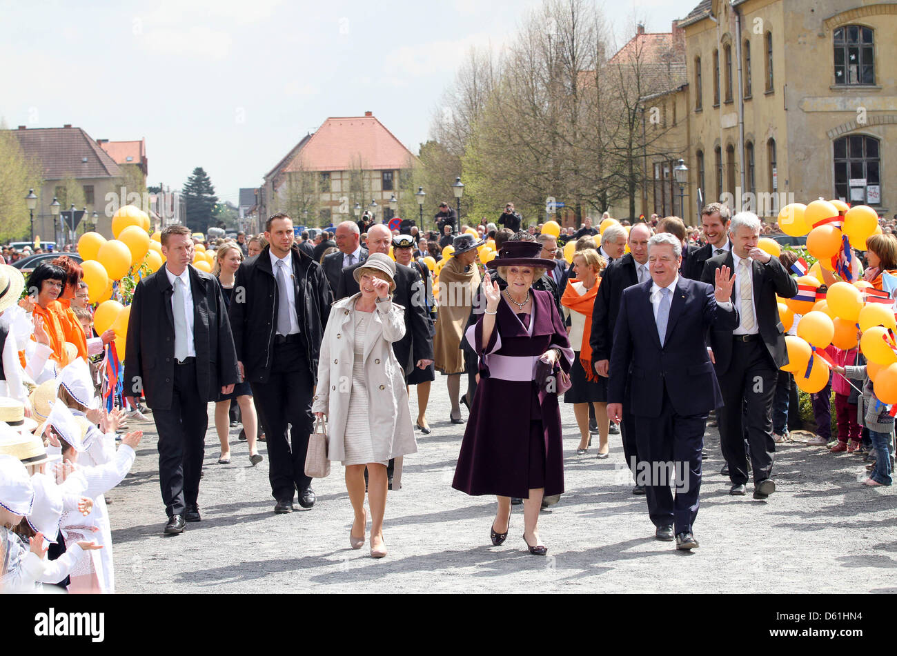 Queen Beatrix of The Netherlands (C) and German president Joachim Gauck ...