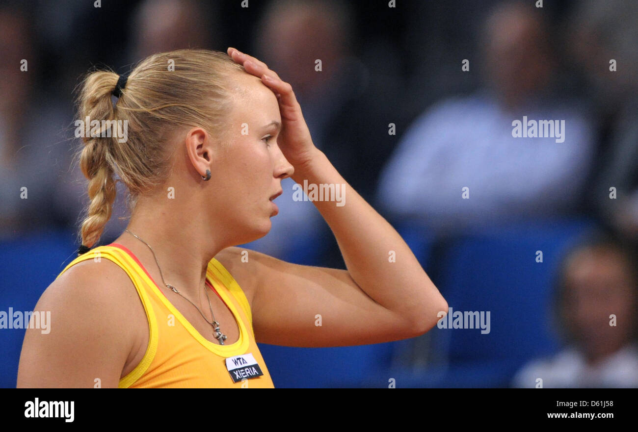 Caroline Wozniacki aus Dänemark fasst sich am Mittwoch (25.04.2012) in ...