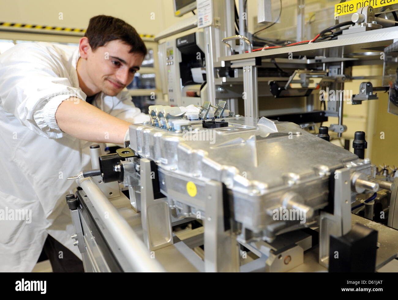 (FILE) An archive photo dated 18 April 2012 shows Bosch employee Jochen ...