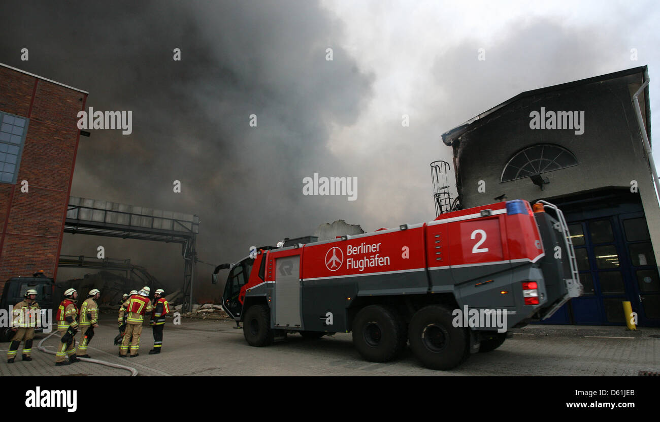 Firemen extingiush a fire in Berlin Siemensstadt, Germany, 26 April ...
