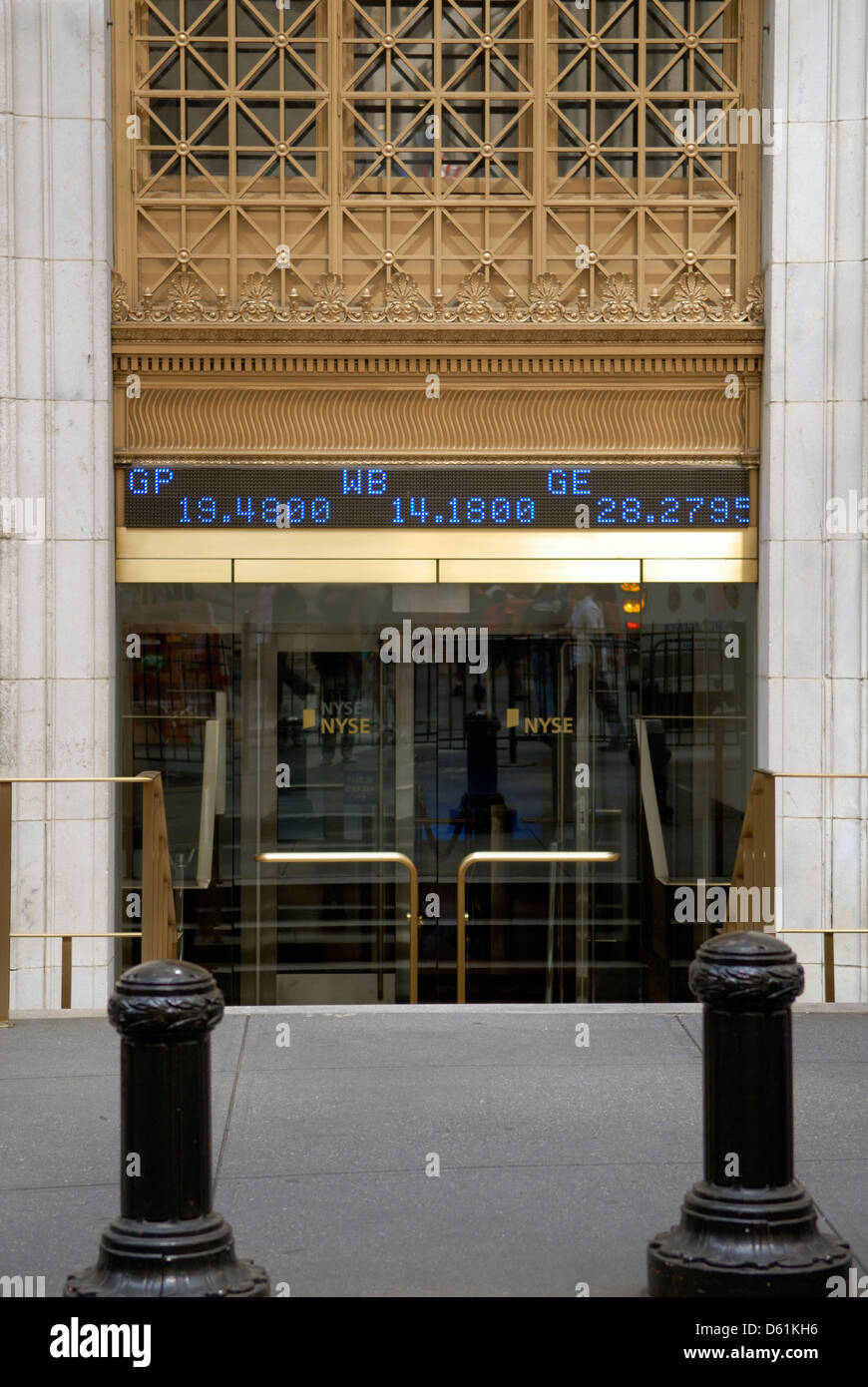 Street financial district hi-res stock photography and images - Alamy
