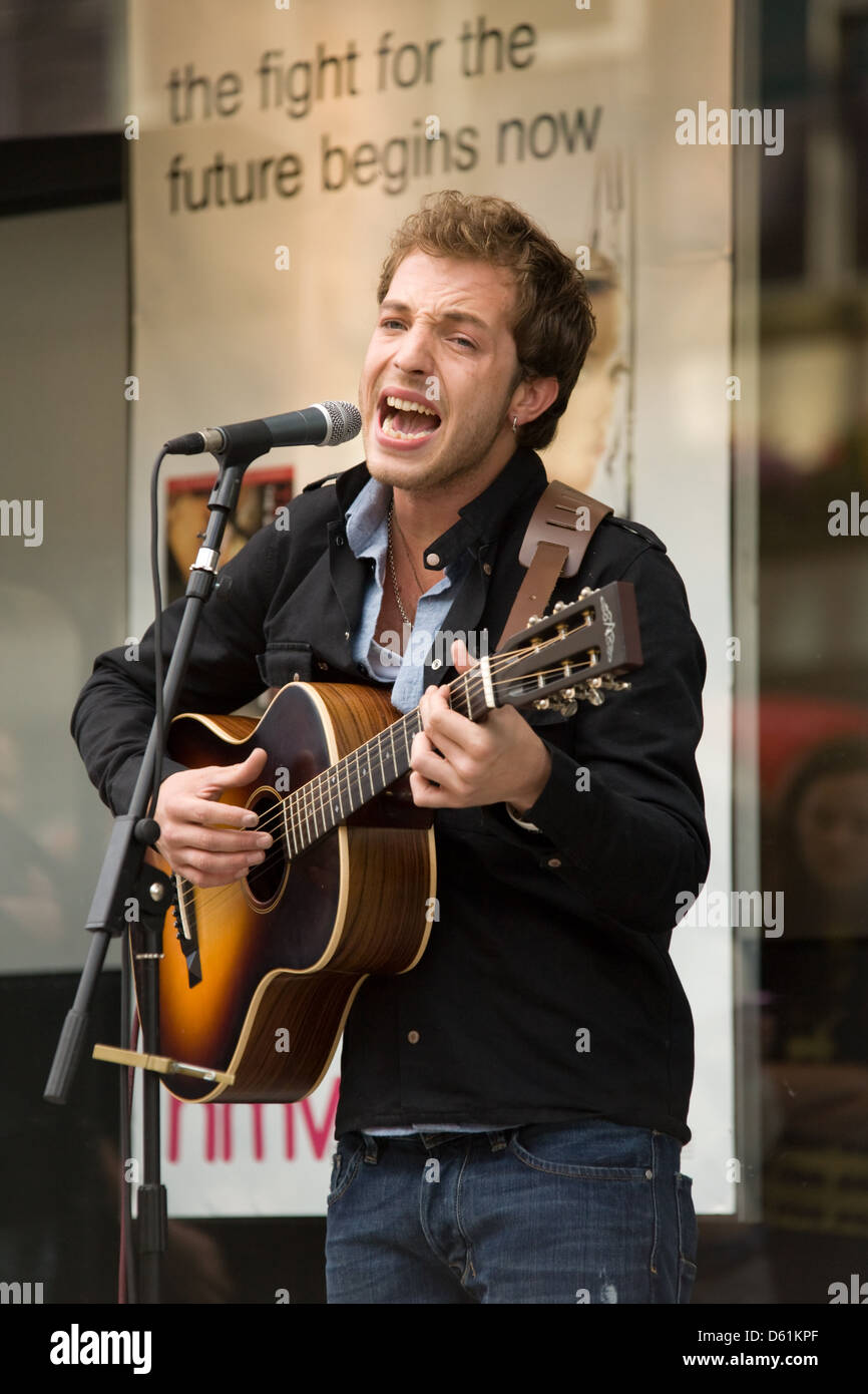 James Morrison English singer -songwriter photographed busking in ...