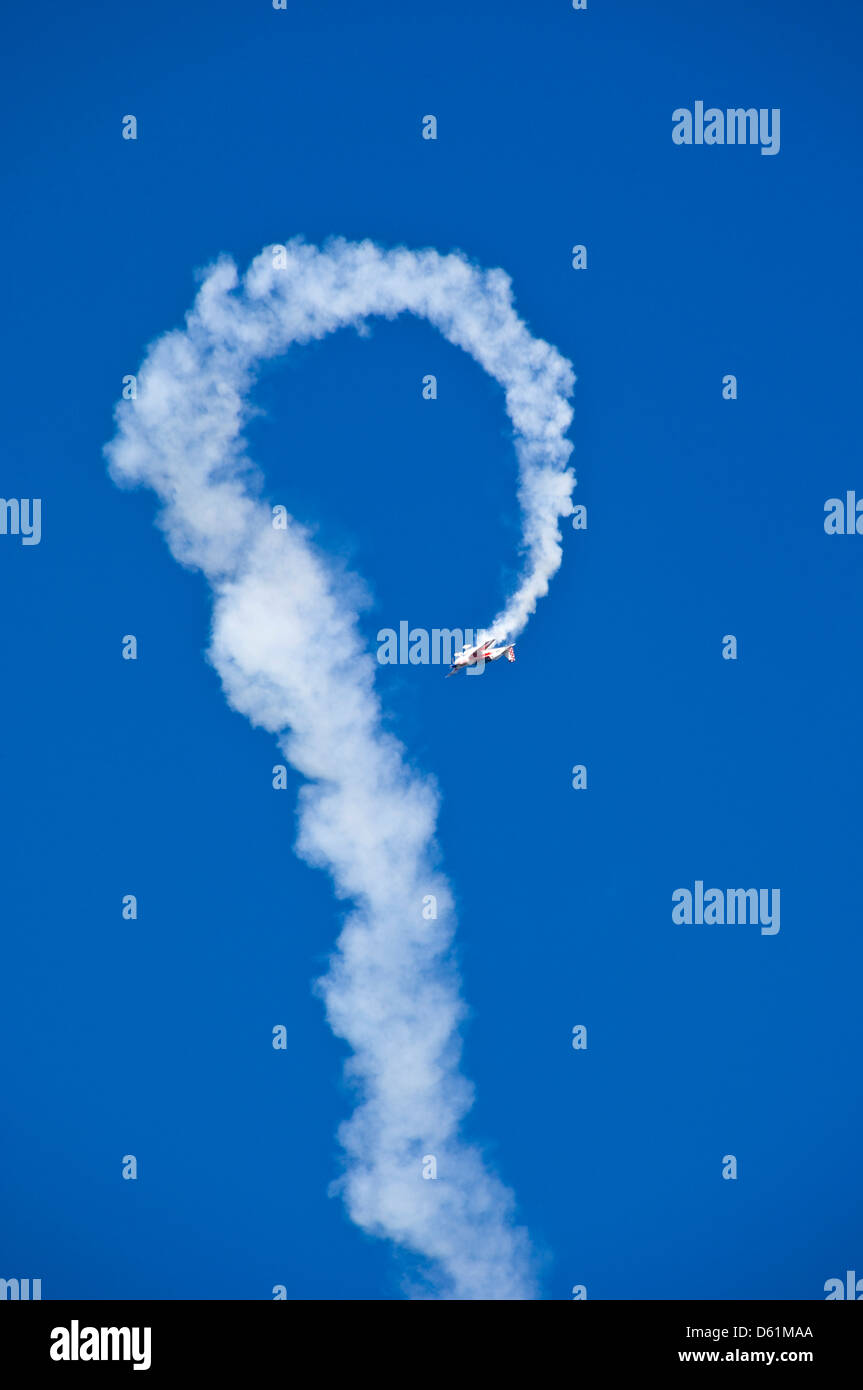 Sky writing loop hi-res stock photography and images - Alamy