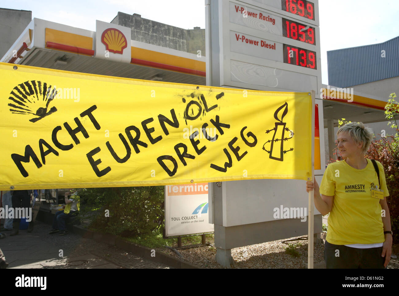 Shell oil spill clean hi-res stock photography and images - Alamy