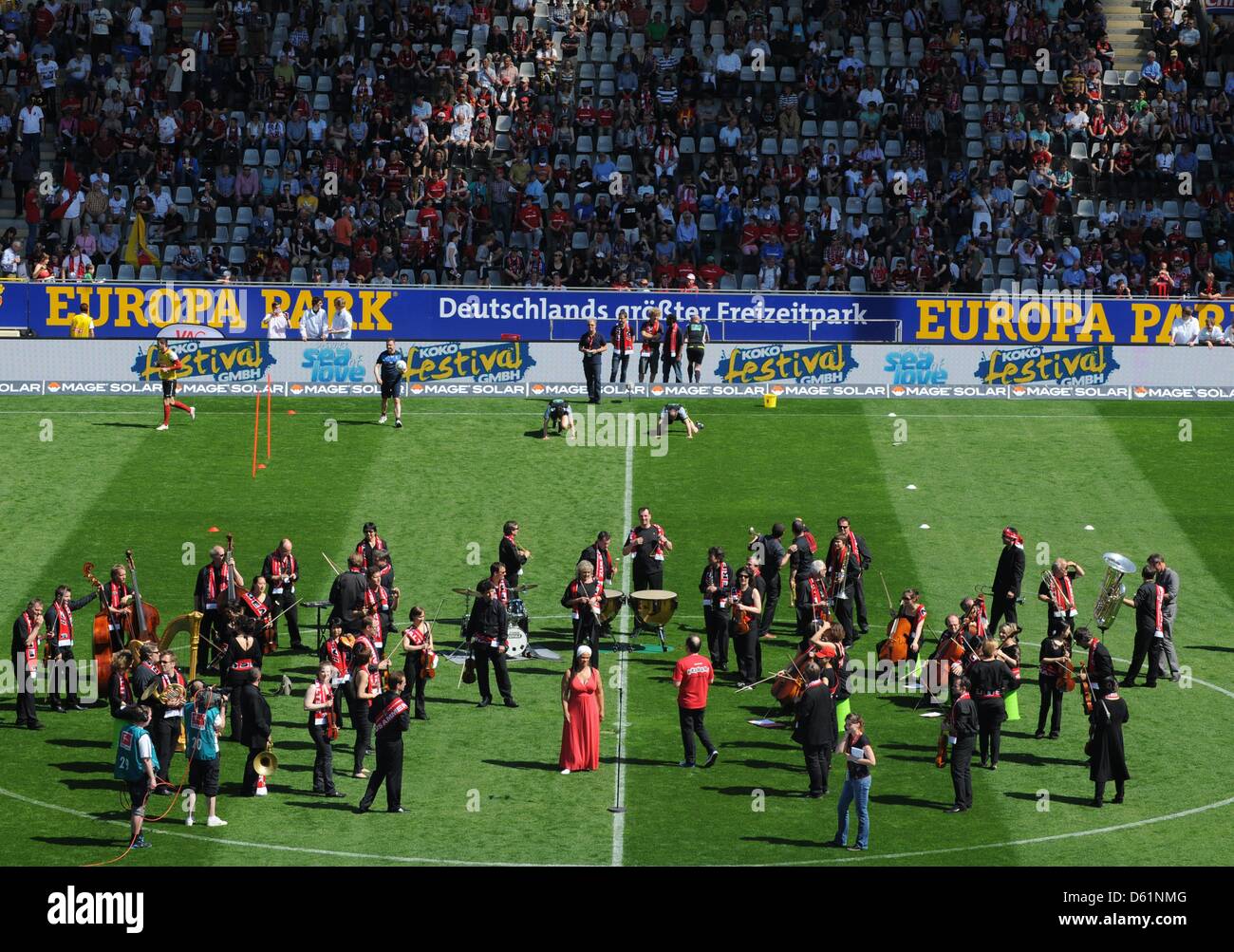 The SWR-Symphony Orchestra plays the song 'You'll never walk alone' for ...