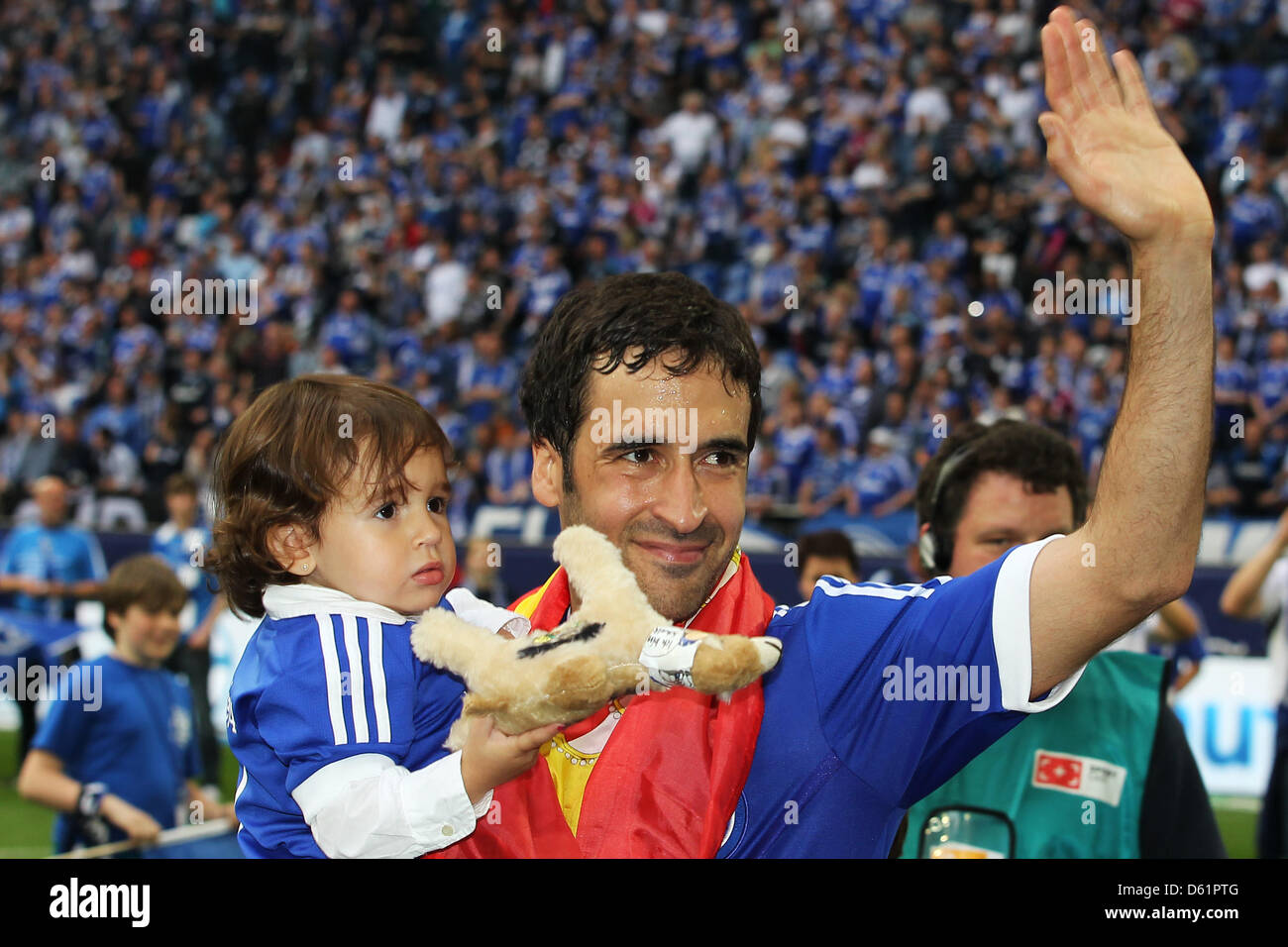 Schlake's Raul and his daughter after the German Bundesliga match ...