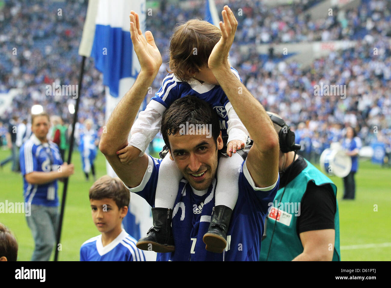 Schlake's Raul and his daughter after the German Bundesliga match ...