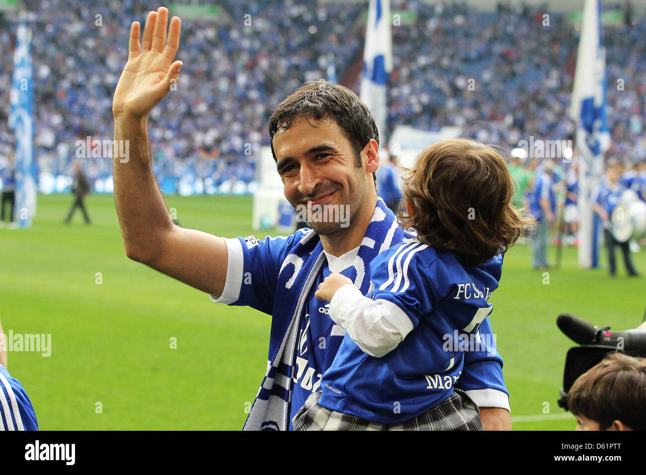 Schlake's Raul and his daughter after the German Bundesliga match ...