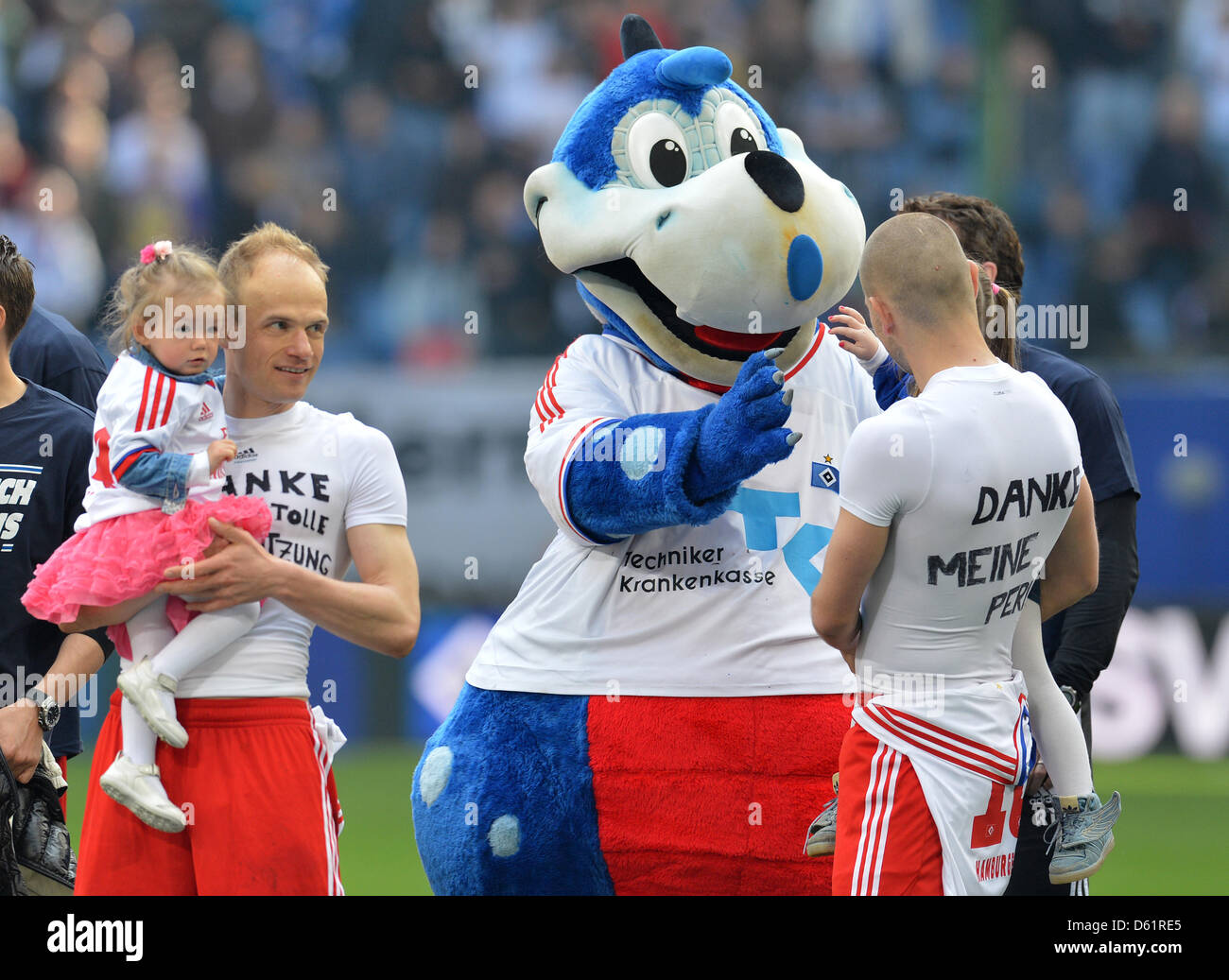 Hamburg's Mladen Petric (R) and David Jarolim take their leave next to ...