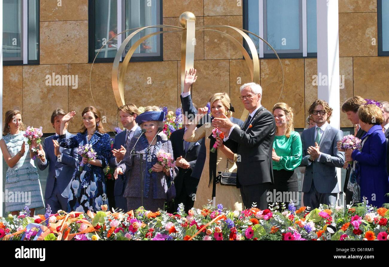 Dutch Queen Beatrix (C) and members of the royal family celebrate Queen ...
