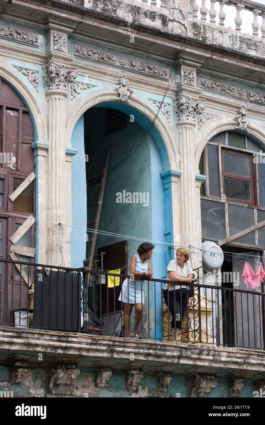 Havana: old colonial apartment building Stock Photo - Alamy