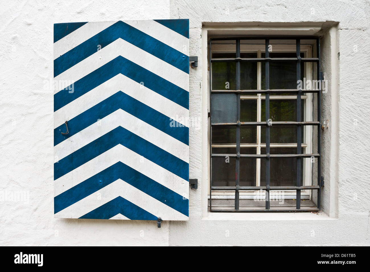 Shutter swiss chalet hi-res stock photography and images - Alamy