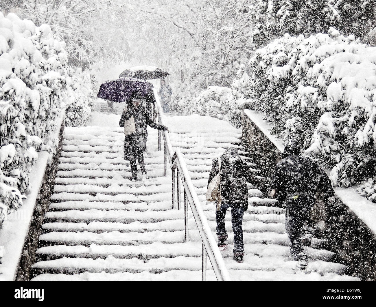 Snow and people hi-res stock photography and images - Alamy