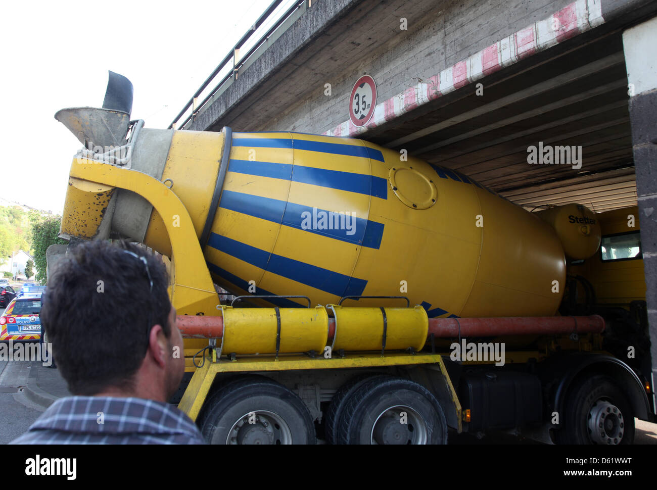 A concrete mixer has gotten stuck under a train bridge in Vallendar ...