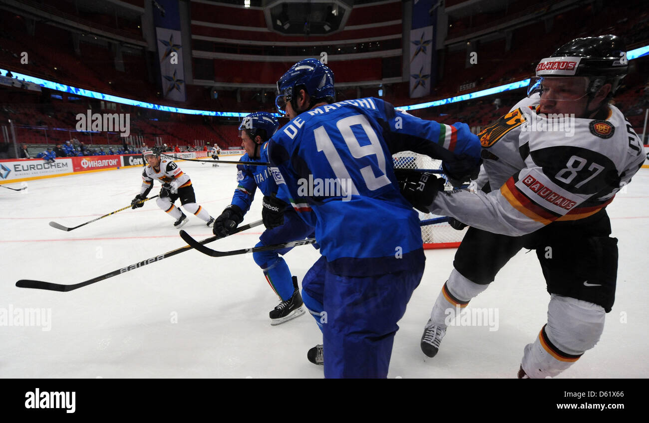 Germany's Philip Gogulla (r) and Italy's Matthew de Marchi vie for the ...