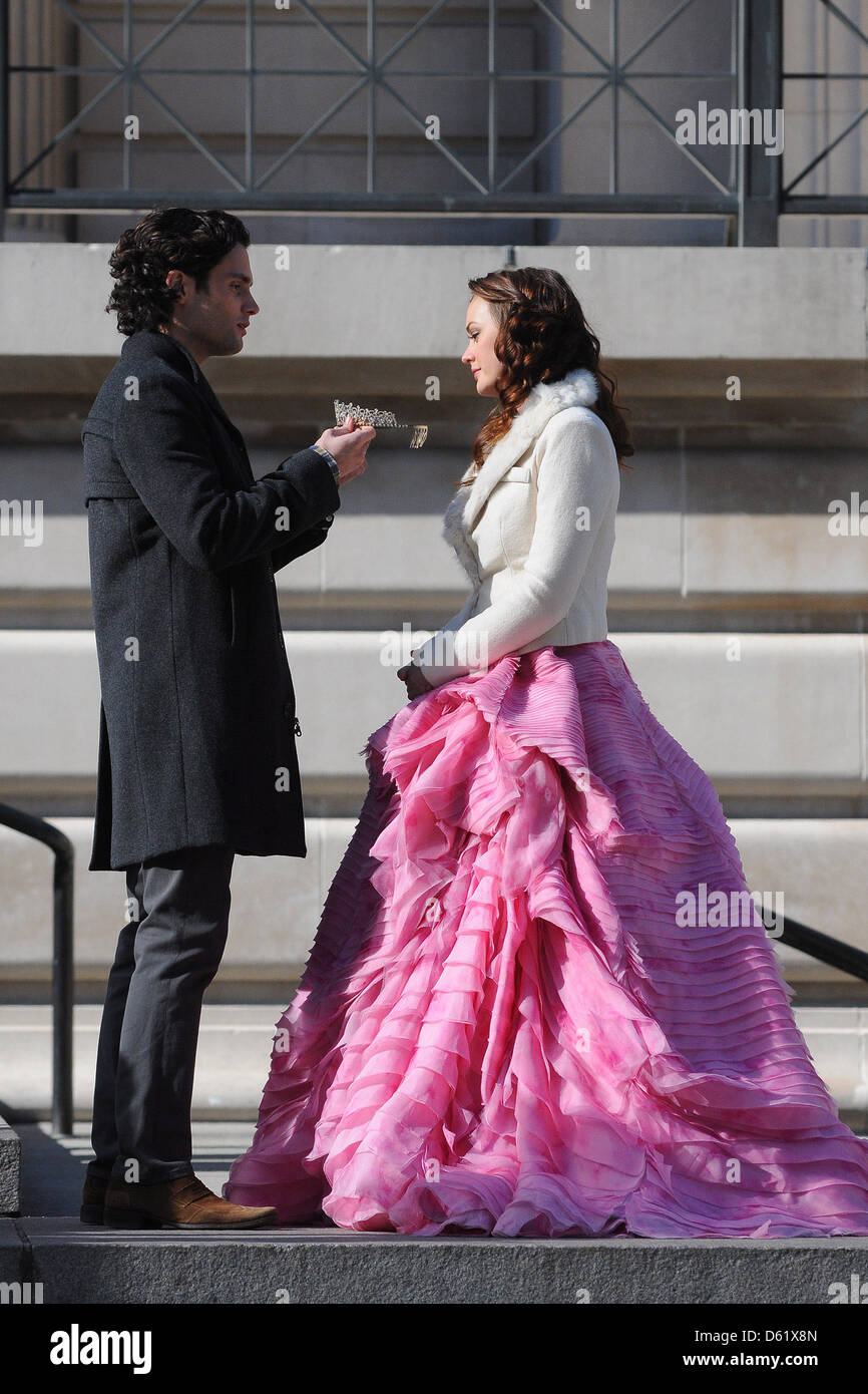 Penn Badgley and Leighton Meester on the set of 'Gossip Girl' filming ...