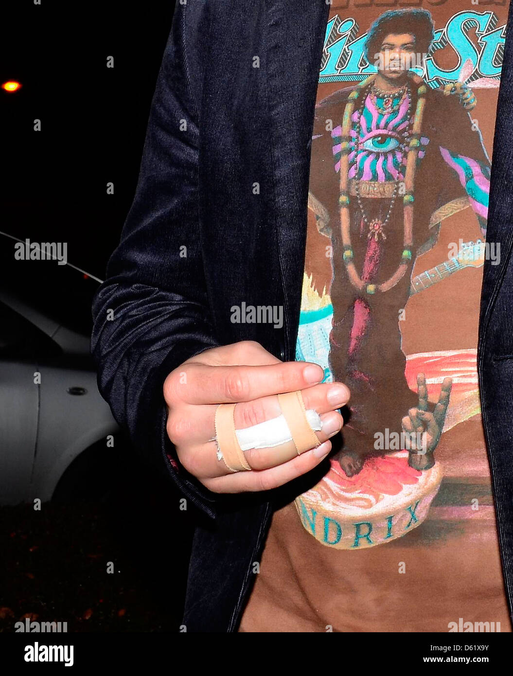 Kenneth Egan sports a fractured finger from his recent defeat ...