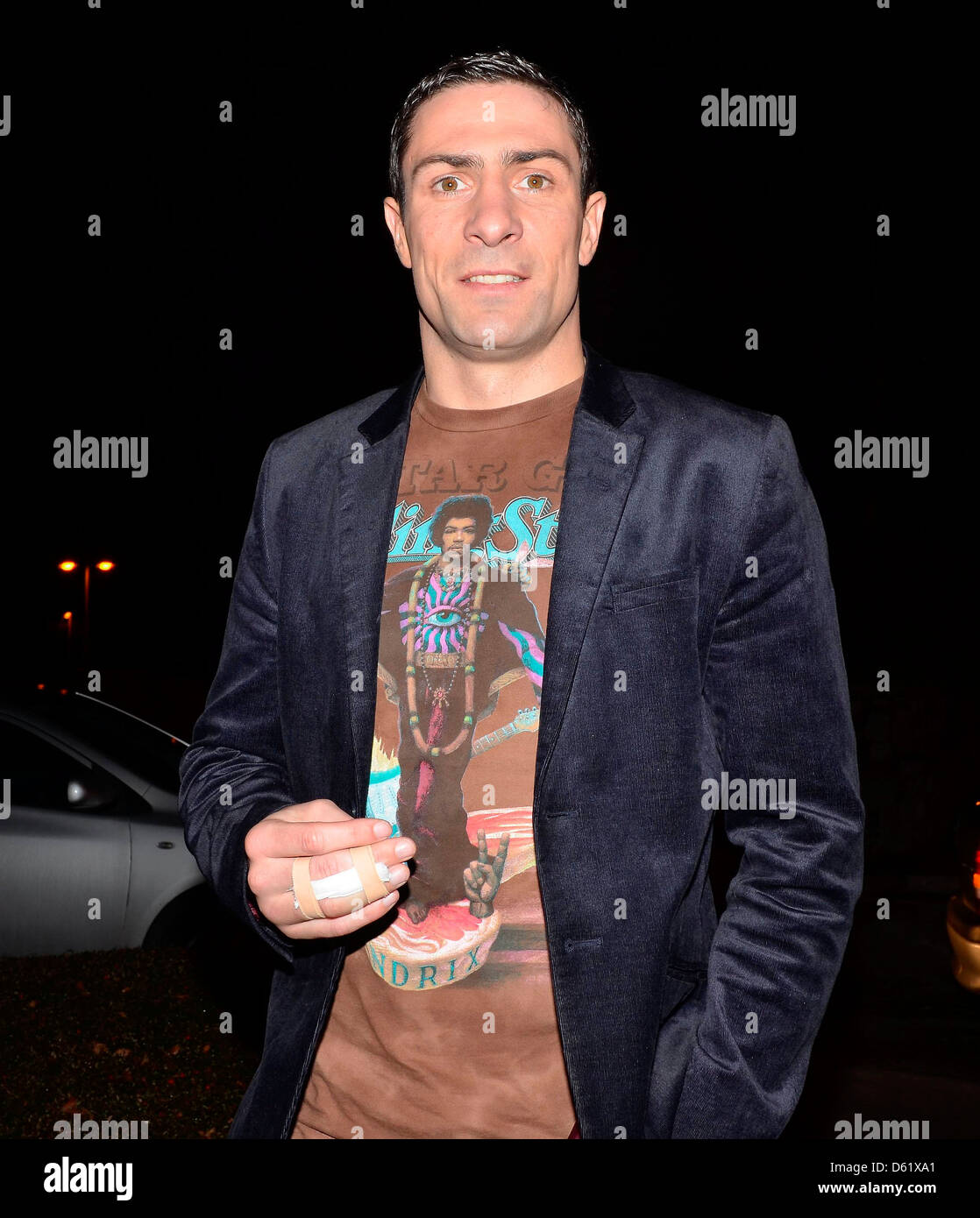 Kenneth Egan sports a fractured finger from his recent defeat ...