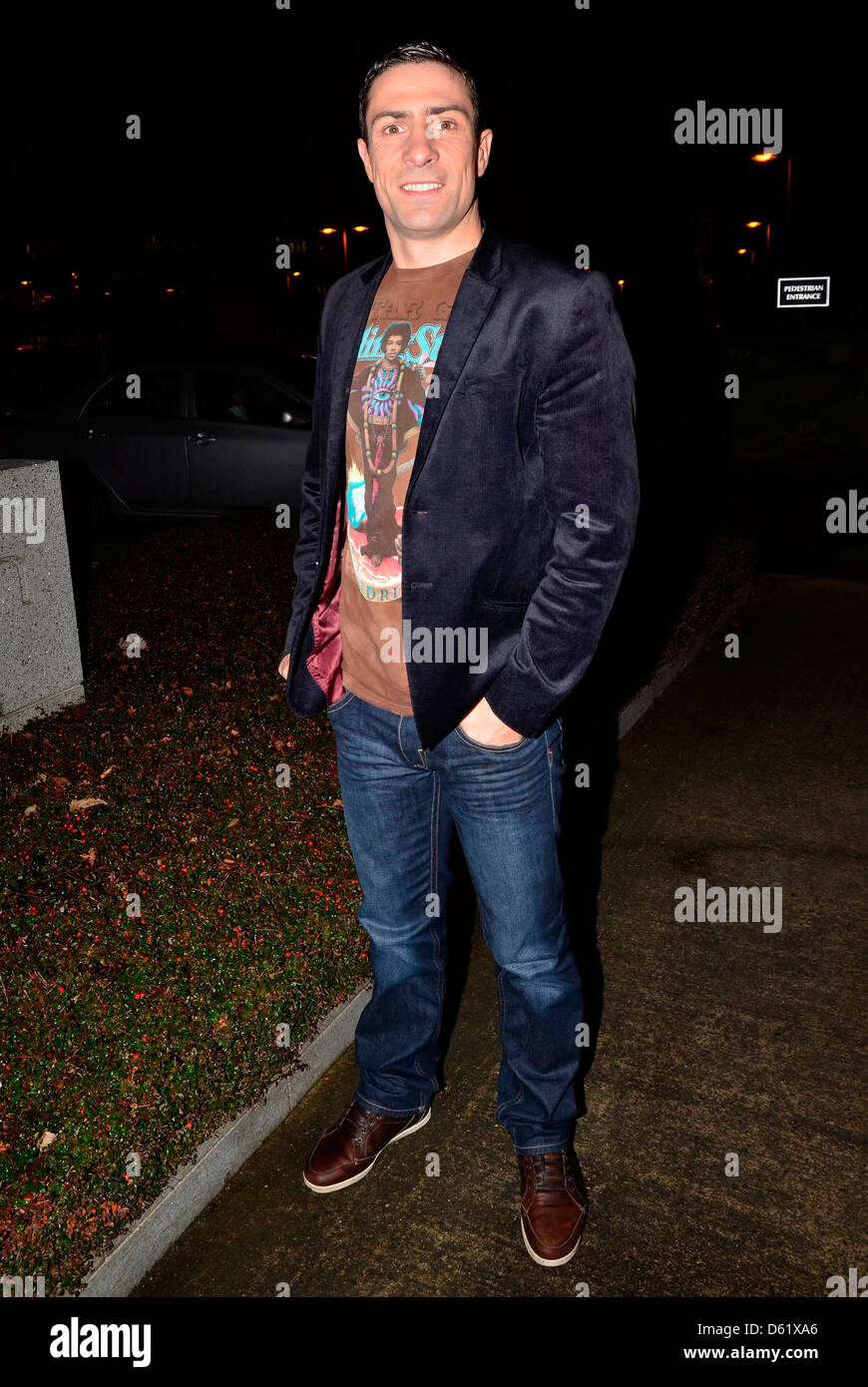 Kenneth Egan sports a fractured finger from his recent defeat ...