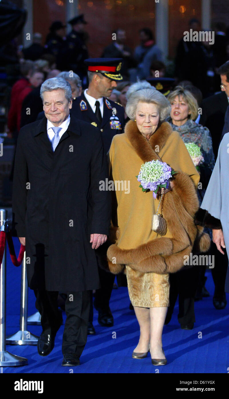 German President Joachim Gauck (L-R) and Queen Beatrix attend the ...