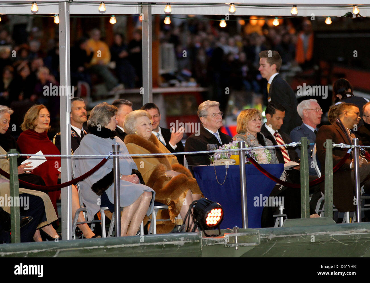 Queen Beatrix (C-L), German President Joachim Gauck (C) and Daniela ...