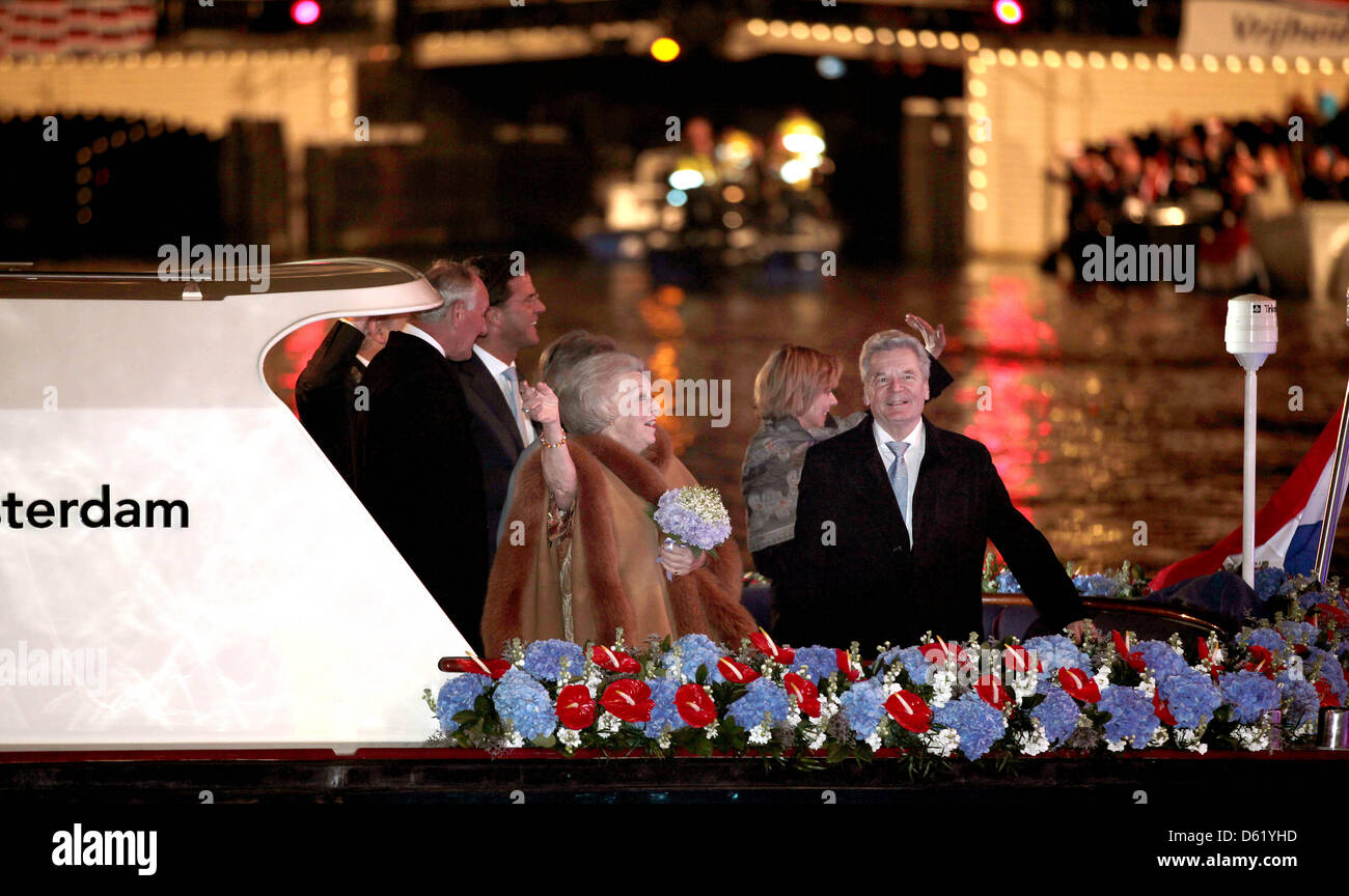 Queen Beatrix , German President Joachim Gauck and Daniela Schadt (C ...