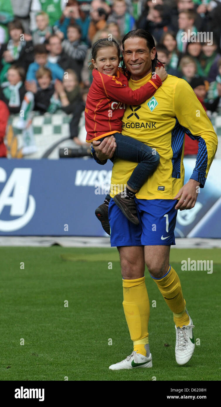 Bremen's goal keeper Tim Wiese carries his daughter after the ...