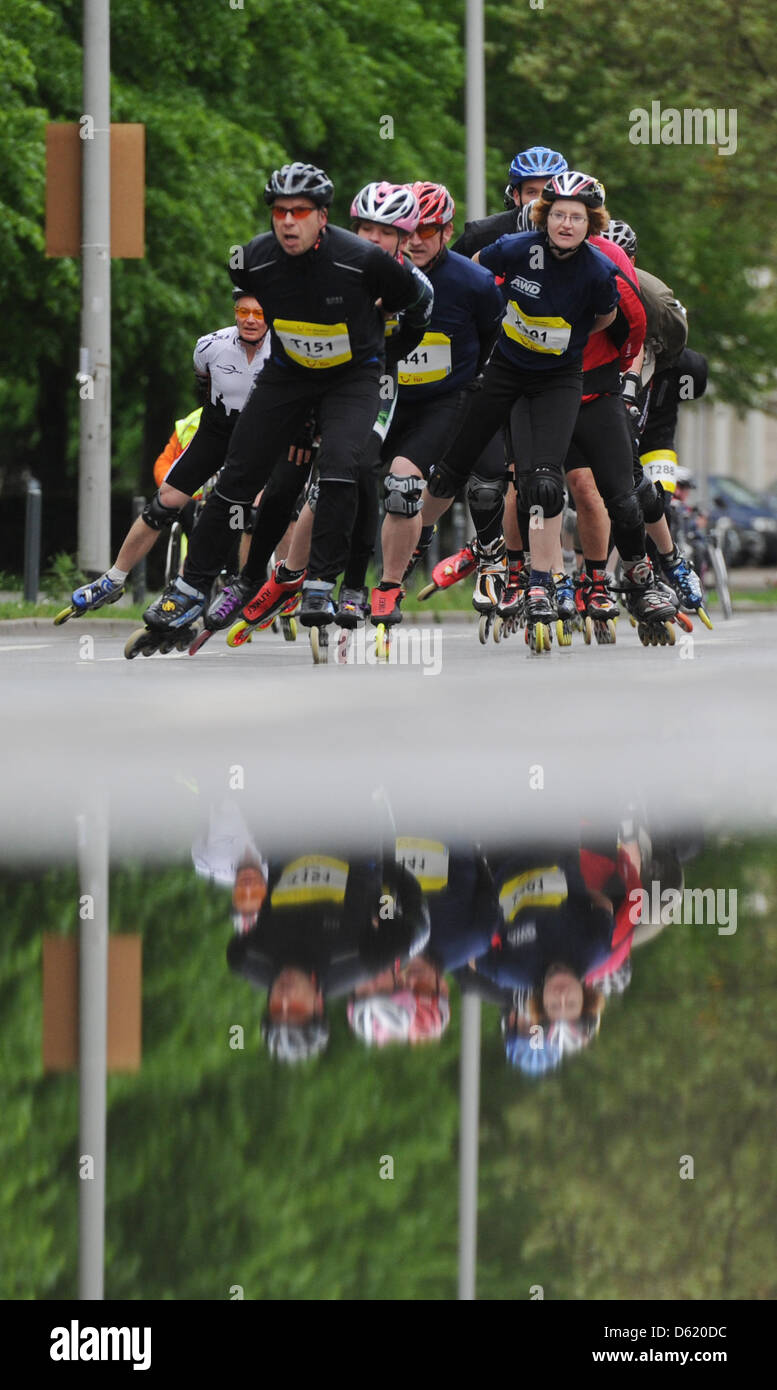 Inline skaters mirror in a paddle during the Hanover Marathon in ...