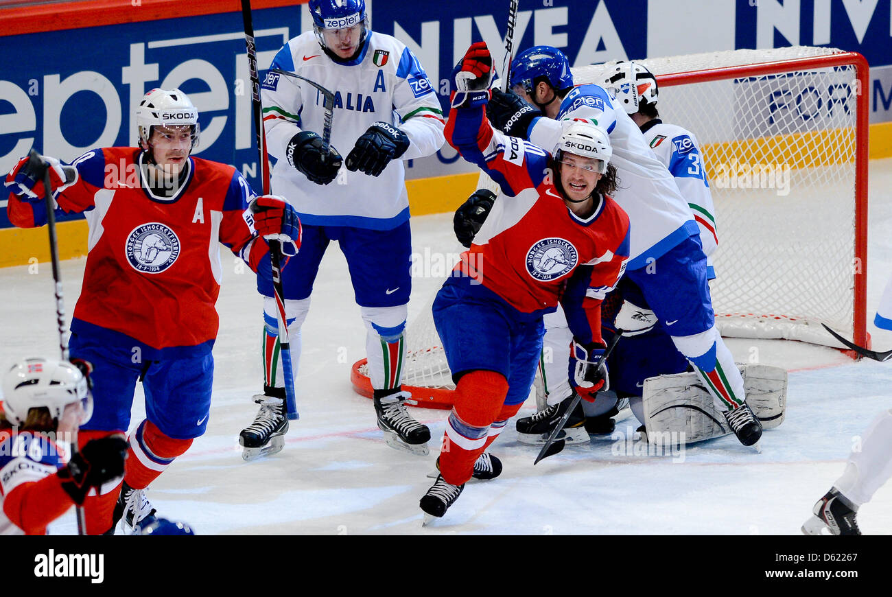Norway's Anders Bastiansen (l) and Lars Erik Spets (3.v.l) cheers after ...