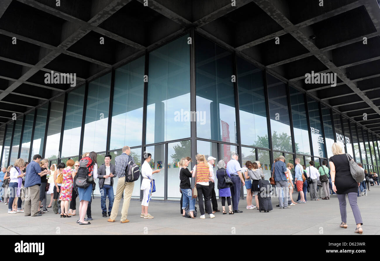 Visitors line up to see the Gerhard Richter show at the Nationalgalerie ...
