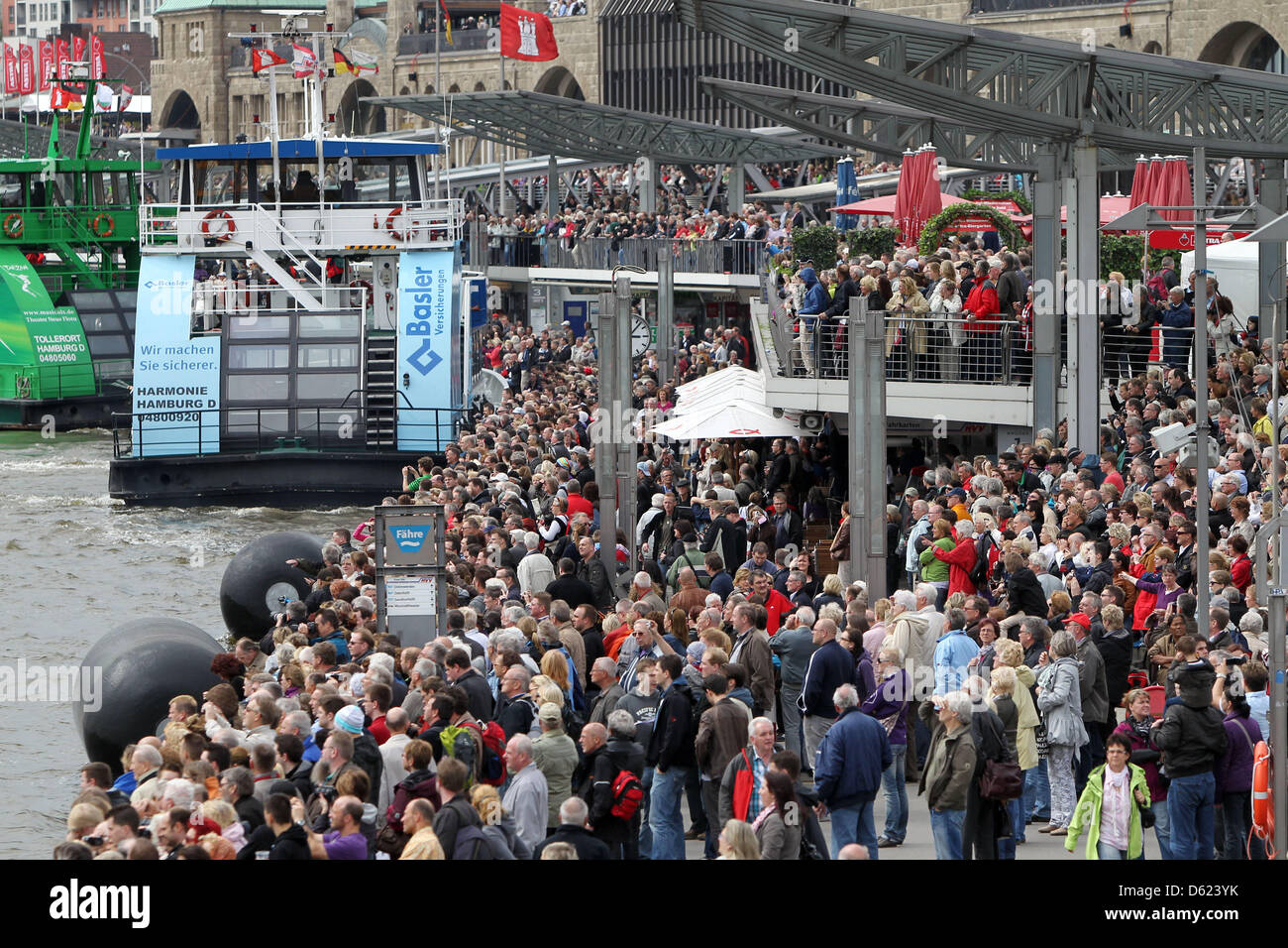 Thousands of spectators watch the starting parade at the world's ...