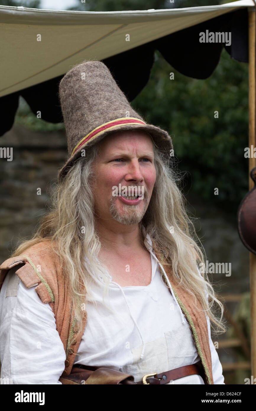 Authentically dressed actors in Elizabethan period costumes during ...