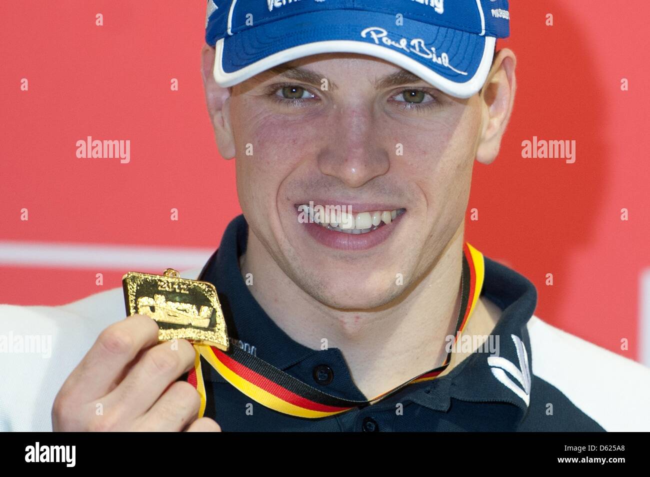 Paul Biedermann presents his gold medal of the 400m freestyle ...