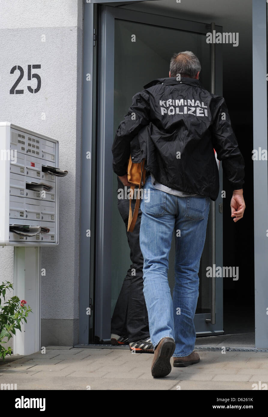 Two dead bodies hi-res stock photography and images - Alamy