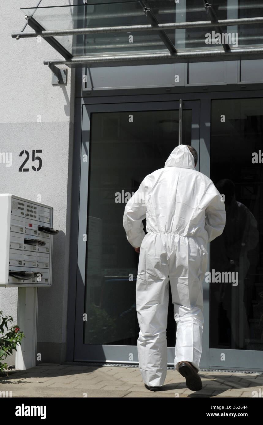 Crime forensics protective clothing hi-res stock photography and images ...